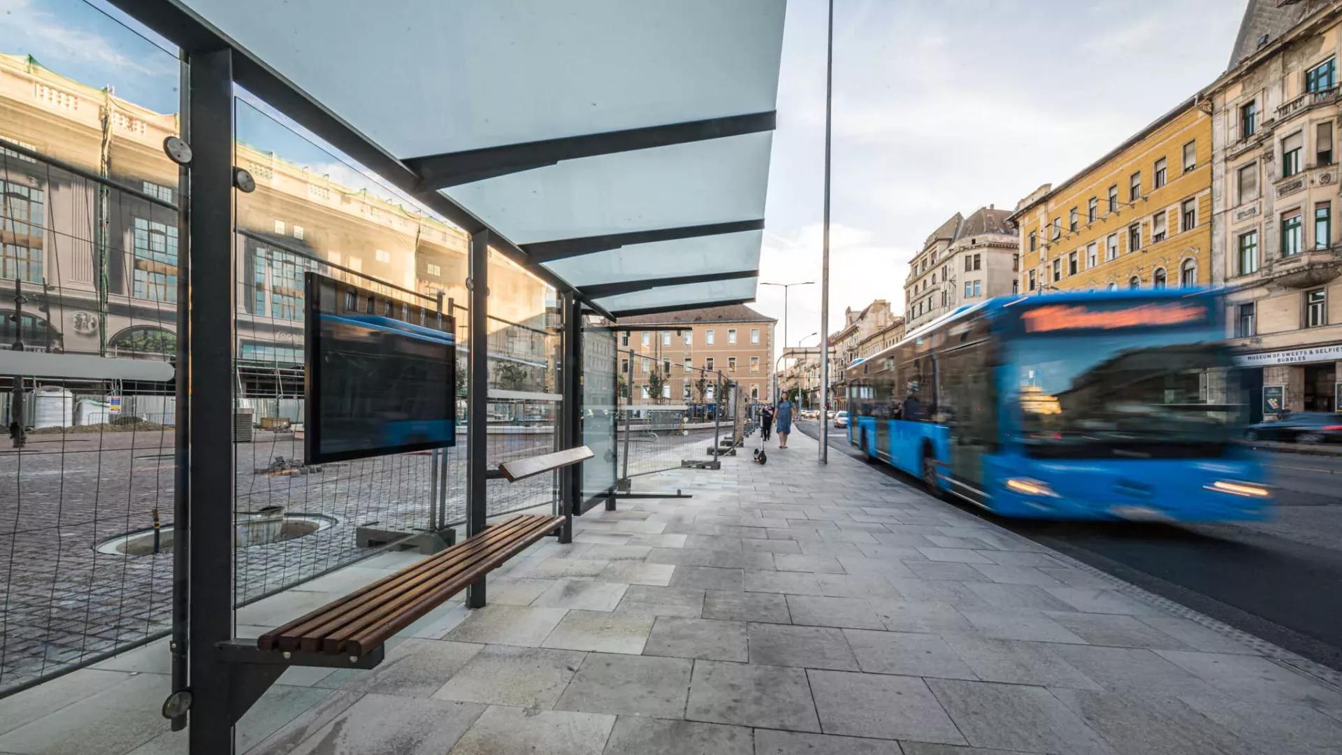 Átadták a Blaha Lujza téri buszmegállókat | GazMag
